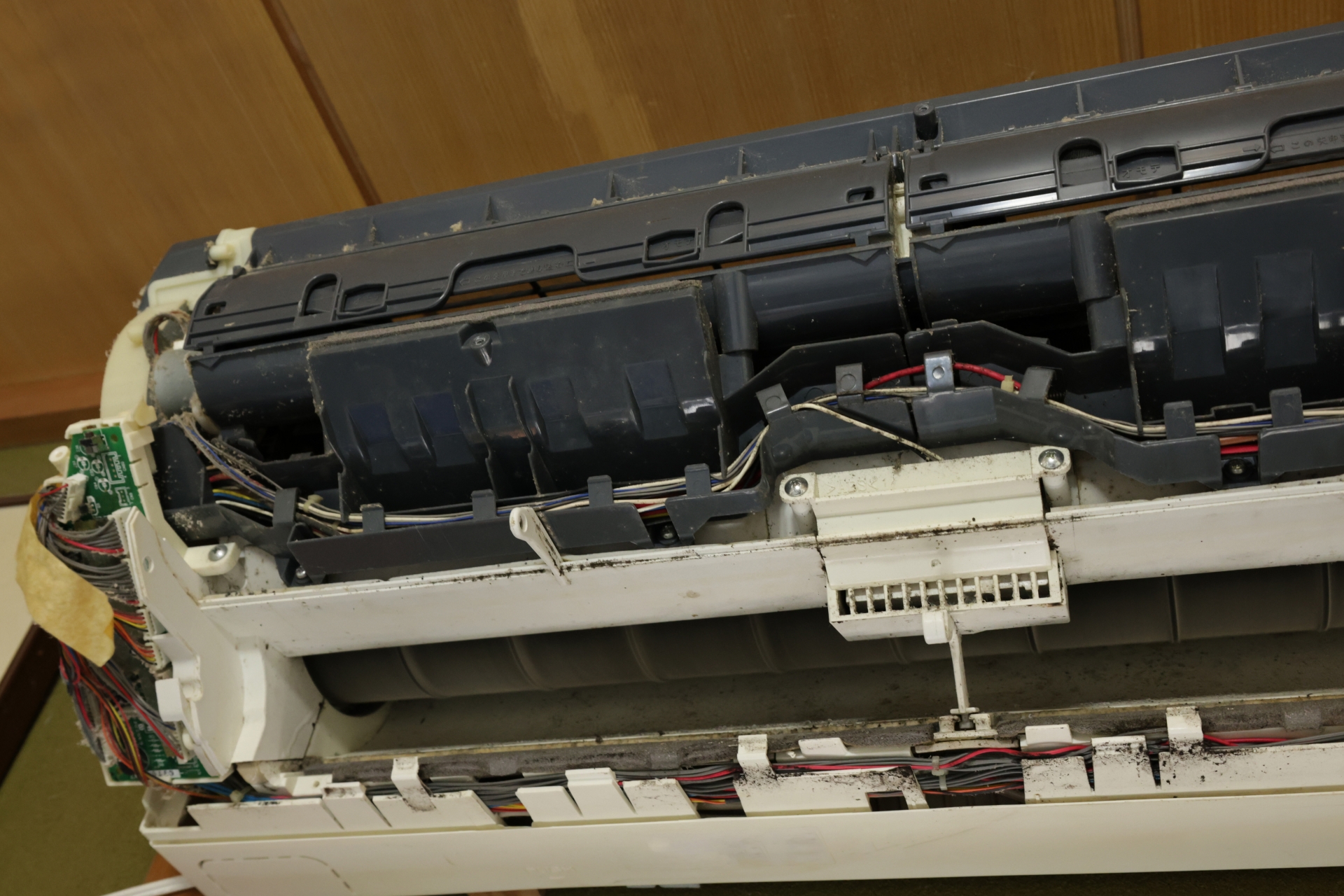 ダイキンエアコンのシロッコファンとアルミフィンを分解清掃する方法を紹介 | 電気工事ならDENKI110
